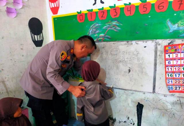Serunya Saat Kapolsek Peureulak Belajar dan Bermain Bersama Anak TK ...